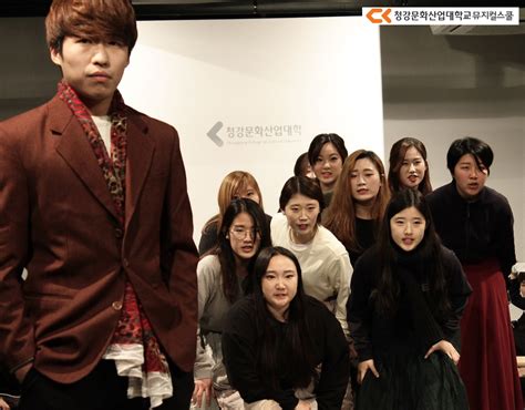 청강 공연예술스쿨 1학년 위클리연주 발표회가 진행되었습니다 패션스쿨 런웨이 무대에서 진행되었는데요