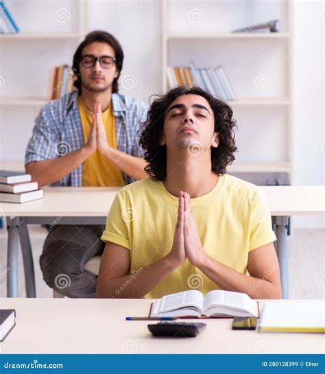 Dois Estudantes Do Sexo Masculino Na Sala De Aula Imagem De Stock Imagem De Faculdade