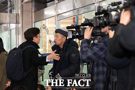 TF사진관 추미애 돌발 등장한 반대 시민에 멋쩍은 출근길 포토 기사 더팩트