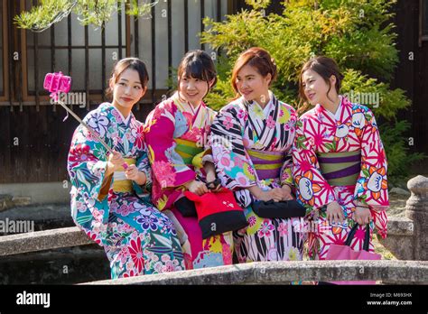 Japanisches Mädchen In Tracht Fotos Und Bildmaterial In Hoher Auflösung Alamy