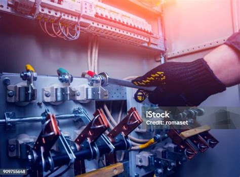 전기 손 전기 상자에 스위치를 테스트입니다 퓨즈와 접촉 기 전기 패널 가정 생활에 대한 스톡 사진 및 기타 이미지 가정 생활 건설 기계류 건설 산업 Istock