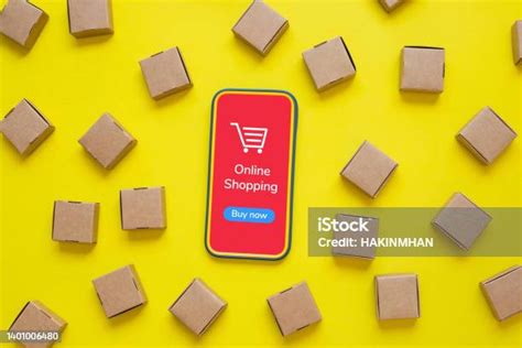 스마트 폰 및 제품 상자 주문이있는 비즈니스 전자 상거래 또는 온라인 쇼핑 개념 Brand Name Smart Phone에 대한