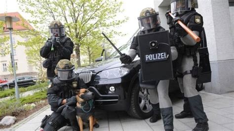German Swat Team Members Get Chain Mail Like Anti Knife Equipment