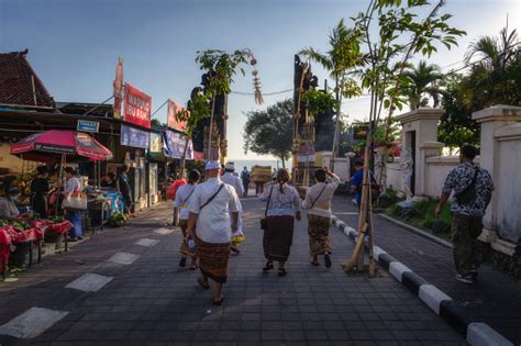 발리에서 전통 의상과 축제 장식을 선보이는 활기찬 문화 거리 풍경 건축에 대한 스톡 사진 및 기타 이미지 건축 경관 고대의 Istock