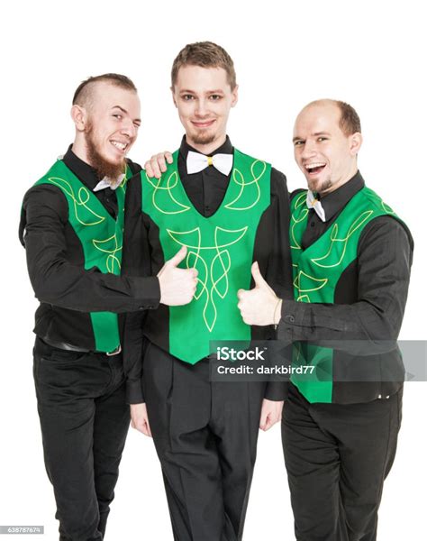 엄지 손가락을 보여주는 아일랜드 댄스 의상을 입은 세 남자 3 명에 대한 스톡 사진 및 기타 이미지 3 명 검은색 경쟁 Istock