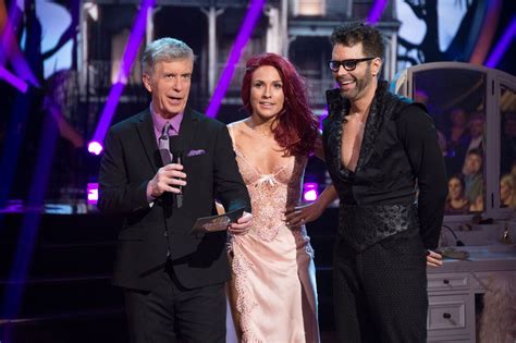 Dwts Bobby Bones Returns Mirror Ball Trophy Tv Entertainment
