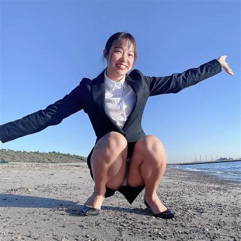팬티 보여주며 쪼그려 앉은 누나