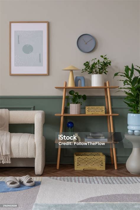 모형 포스터 프레임 모듈식 소파 나무 커피 테이블 파란색 베개 식물 슬리퍼 선반 노란색 양초 및 개인 액세서리가 있는 거실 인테리어의 따뜻한 구성 가정 장식 템플렛 0명에