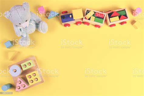 아기 아이 장난감 배경 테디 베어 나무 교육 장난감과 노란색 배경벽돌 상단 보기 플랫 레이 미니어처 기차에 대한 스톡 사진 및