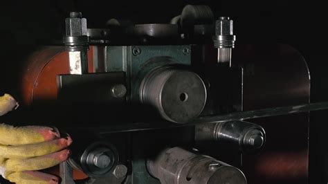 테이블에 워크샵을 위조 작업자는 연철 둥근 굽힘 기계에 금속 막대를 구부립니다 금속 막대에서 디자이너 부품의 제조 강철에 대한 스톡 사진 및 기타 이미지 Istock