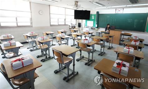 교과서만 놓여 있는 텅 빈 교실에서 온라인 수업 연합뉴스
