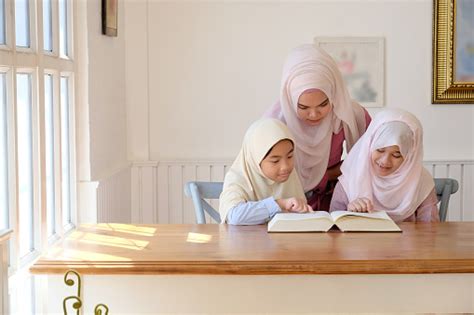 성인 무슬림 여성 가정 이슬람 교육 개념에 두 명의 자식 여자 책에 대 한 가르침 가족에 대한 스톡 사진 및 기타 이미지