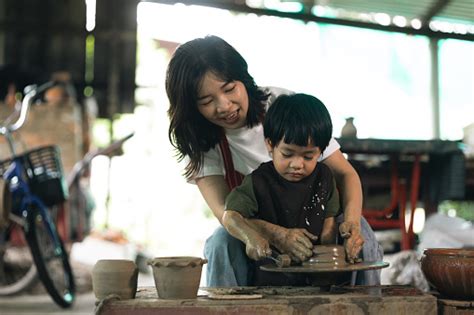 행복한 가족의 순간 어머니와 어린 소년이 도자기 점토 워크샵을 만듭니다 아동 창작 활동과 예술 도자기 작업장에서 모델링 점토를 연주하는 아이 아이들의 학습 기술 개발 기술에