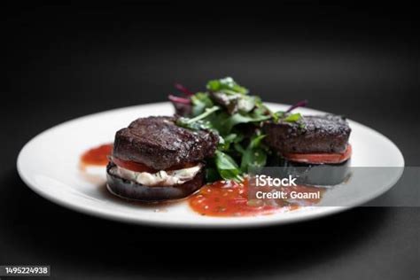 토마토에 고기 쇠고기 메달리온과 살사 소스를 곁들인 구운 가지의 근접 촬영 0명에 대한 스톡 사진 및 기타 이미지 0명 가지 채소 검정색 배경 Istock