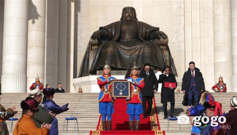 ФОТО Эзэн Богд Чингис хааны хөшөөнд хүндэтгэл үзүүллээ