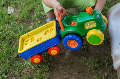 여름 날 그의 집의 잔디밭에 장난감 트랙터와 어린 소년의 손 2 3 살에 대한 스톡 사진 및 기타 이미지 2 3 살 가정 생활 귀여운 Istock