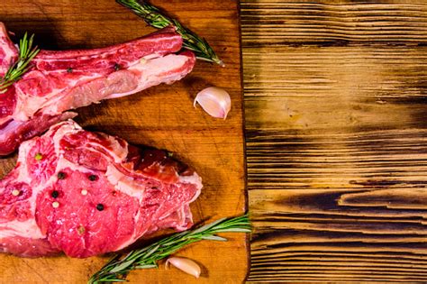 도마에 생 리브아이 스테이크 향신료 로즈마리 마늘 맨 위 보기 갈비 음식에 대한 스톡 사진 및 기타 이미지 갈비 음식 건강한 식생활 고기 Istock