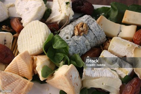 프랑스의 다양한 치즈 뷔페 염소 치즈 농장 치즈 모르비에 브리 뷔페에 대한 스톡 사진 및 기타 이미지 뷔페 치즈보드 프랑스 Istock