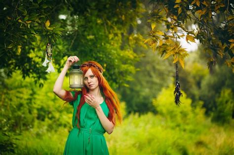 Chica Hermosa Pelirroja Con Profundos Ojos Verdes Foto Premium