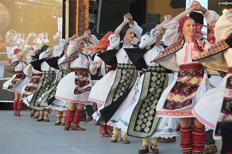 루마니아 티미소아라07042019 댄서들이 공원의 무료 축제에서 전통 아름다운 의상을 입고 전통 루마니아 민속 무용을 들고 있다 공동체에 대한 스톡 사진 및 기타 이미지