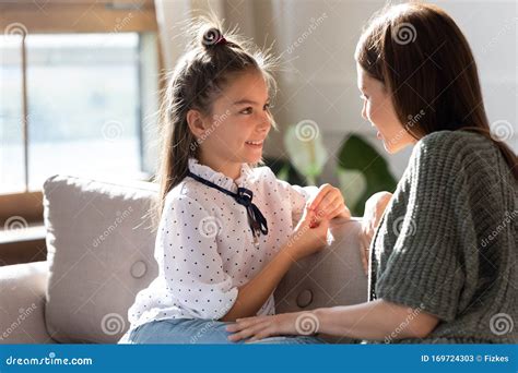Liebende Junge Mutter Und Kleine Tochter Teilen Ihre Geheimnisse Auf Dem Sofa Stockbild Bild