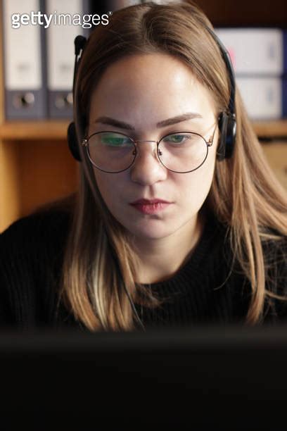 Portrait Of A Young Girl At Her Computer Desk 이미지 1093651278 게티이미지뱅크