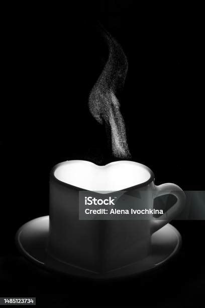 따뜻한 음료와 화려한 곱슬 증기가 솟아 오르는 흰색 하트 모양의 머그잔 김이 모락모락 나는 커피 잔 0명에 대한 스톡 사진 및 기타 이미지 Istock