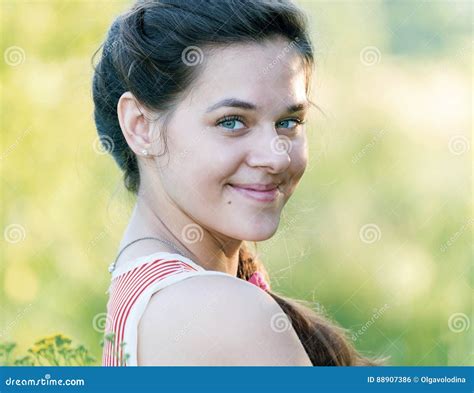 Portret Van Mooi Russisch Meisje In De Aard Stock Foto Image Of Kaukasisch Schoonheid