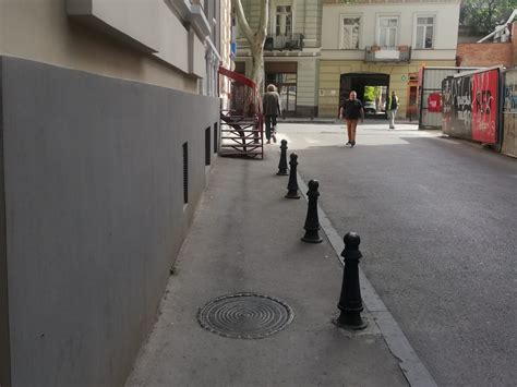 ამ ქალაქში ყველაფერი მოსულა სოციალურ ქსელში ფოტოები ვრცელდება ვინ და რატომ მიისაკუთრა ტროტუარი