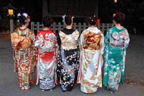 Jeunes Femmes Dans La Robe De Kimono Image Stock Image Du Robe Geisha