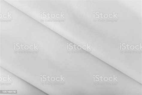 부드러운 우아하고 빛나는 은색 실크 나 새틴 럭셔리 천 질감 추상 휴일 배경으로 사용할 수 있습니다 고급 스러운 크리스마스 배경