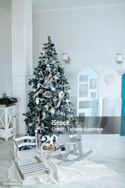 크리스마스와 새해 장식 인테리어 객실 선물과 새해 나무와 장난감 나무 사슴 닫기 복사 공간 0명에 대한 스톡 사진 및 기타 이미지 Istock