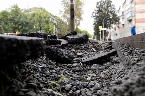 장애인을위한 경사로 및 보도 수리 도로의 개조 새로운 아스팔트 포장 아스팔트 도로 수리 아스팔트 도로의 수리의 세부 사항 0명에 대한 스톡 사진 및 기타 이미지 Istock