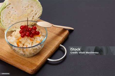 검은 색 배경에 유리 그릇에 허브와 향신료를 발효 양배추 갈기갈기 찢어진에 대한 스톡 사진 및 기타 이미지 갈기갈기 찢어진 건강한 식생활 다발 Istock