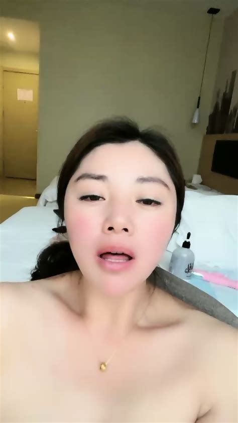 少妇露脸一个人在宾馆发骚 逼样难耐自己抠的淫水泛滥 Eporner