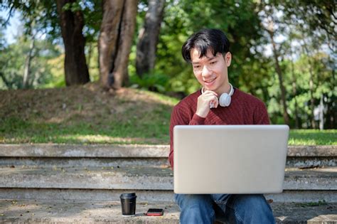 노트북으로 작업하고 화창한 날 캠퍼스 공원의 계단에 앉아 야외에서 공부하는 젊은 대학생 25 29세에 대한 스톡 사진 및 기타 이미지 25 29세 가상현실 고등학교