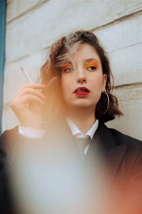 담배 담배를 피우는 담배를 피우다 목걸이 수직 쐈어 얼굴 잡고 있는 짧은 머리 초상화 패션 사진 포즈를 취하는에 관한 무료 스톡 사진