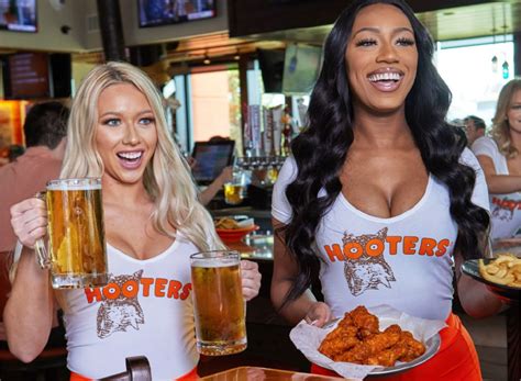 7 Reasons Hooters Locations Are Disappearing