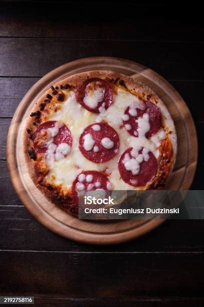 살라미 소시지와 모짜렐라 치즈를 곁들인 피자 나무 배경입니다 소프트 초점 평면도 공간을 복사합니다 0명에 대한 스톡 사진 및