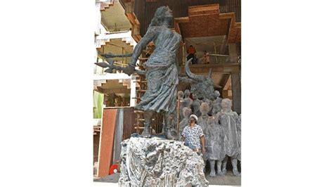 অর্জুনপুর আমরা সবাই ক্লাবে শিল্পী ভবতোষ সুতারের দুর্গা মণিপুরের নির্যাতিতা নারীদের প্রতীক