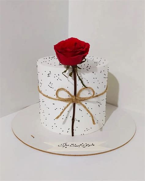 ایده تزیین کیک روز مادر 1402 ساده و شیک با خامه، گل طبیعی و میوه