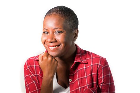 라이프 스타일 신선한 여자의 초상화 젊은 매력과 자연 블랙 아프리카 미국 캐주얼 셔츠 긍정적인 흰색 배경에 고립 된 고립 된 포즈 밝은 기분이 행복 하 고 평온한 미소에