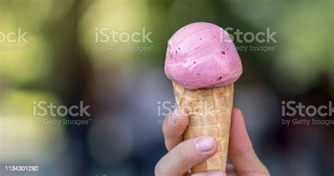 여자는 그녀의 손에 딸기 아이스크림을 들고 아름 다운 여름 날 거리에 대한 스톡 사진 및 기타 이미지 거리 근거리 초점 냉동식품 Istock