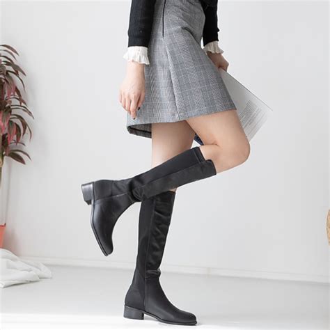 신축성이 좋은 스웨이드 원단의 융기모 니하이 부츠를 소개해요~ 베이직 하면서도 여성미가 가미되어 짧은 스커트나 팬츠는 물론이고 긴 바지나 롱스커트에도 잘 어울리는 부츠에요