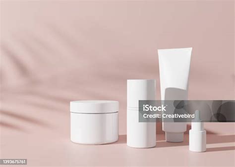 분홍색 배경에 흰색과 공백 브랜드가없는 화장품 크림 항아리와 튜브의 그룹 스킨 케어 제품 프리젠 테이션 우아한 모형 스킨 케어 뷰티 및 스파 항아리 복사 공간이있는 튜브