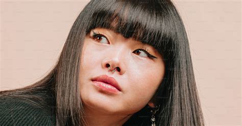 사진을 찍기 위해 포즈를 취하고 있는 긴 검은 머리의 여성 사진 Unsplash의 스튜디오 이미지