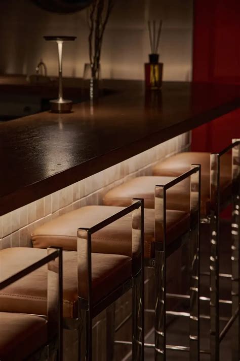 강렬한 레드 조명 포인트 모던 인더스트리얼 컨셉 13평 펍 인테리어 서초구 잠원동