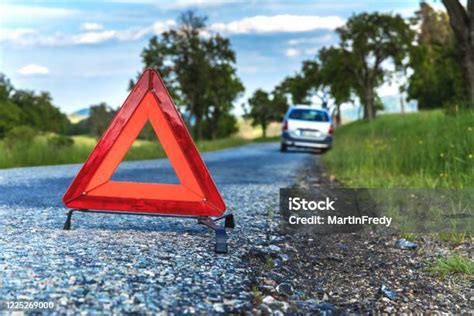 도로에 빨간색 비상 정지 표지판과 깨진 실버 자동차 체코의 시골 길에 경고 삼각형 가솔린에 대한 스톡 사진 및 기타 이미지