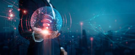 글로벌 통신 네트워크 연결을 보유한 사업가 무선 통신 진한 파란색 도시 풍경 배경에 사이버 기술과 스마트 인터넷 네트워크 현대화 3d 렌더링 5g에 대한 스톡 사진 및 기타