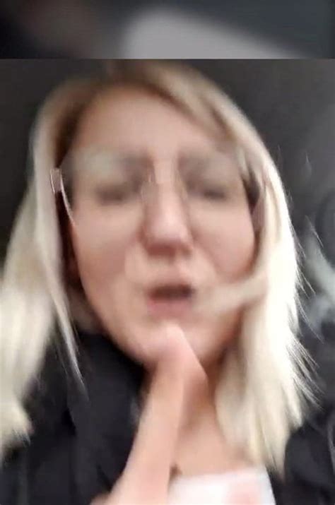 차안에서 공공장소에서 자위하는 창녀 xHamster